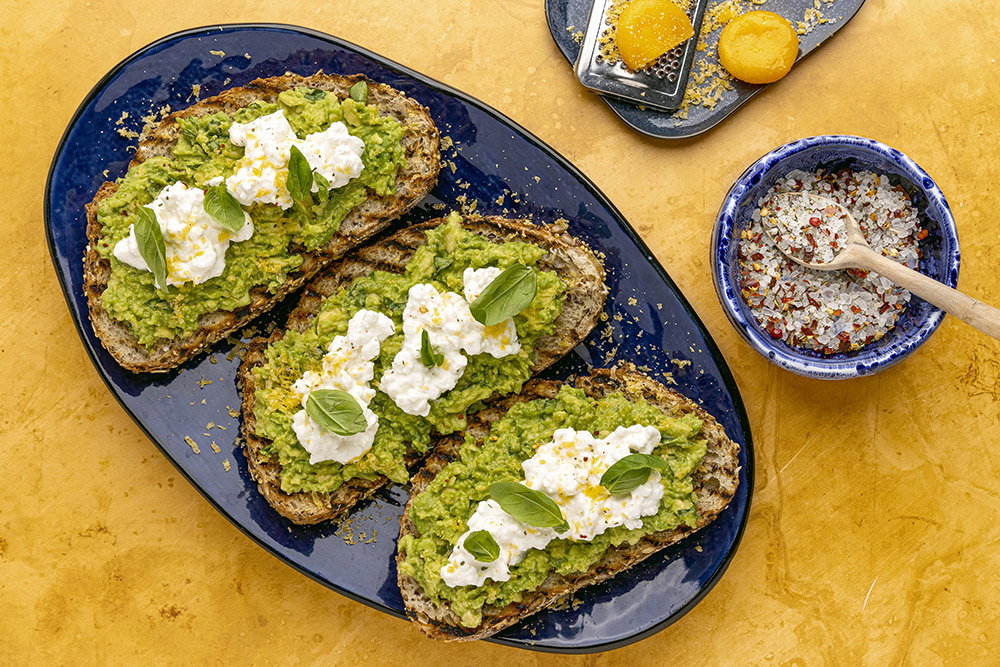 Mashed avocado toast met cottage cheese - Eatertainment