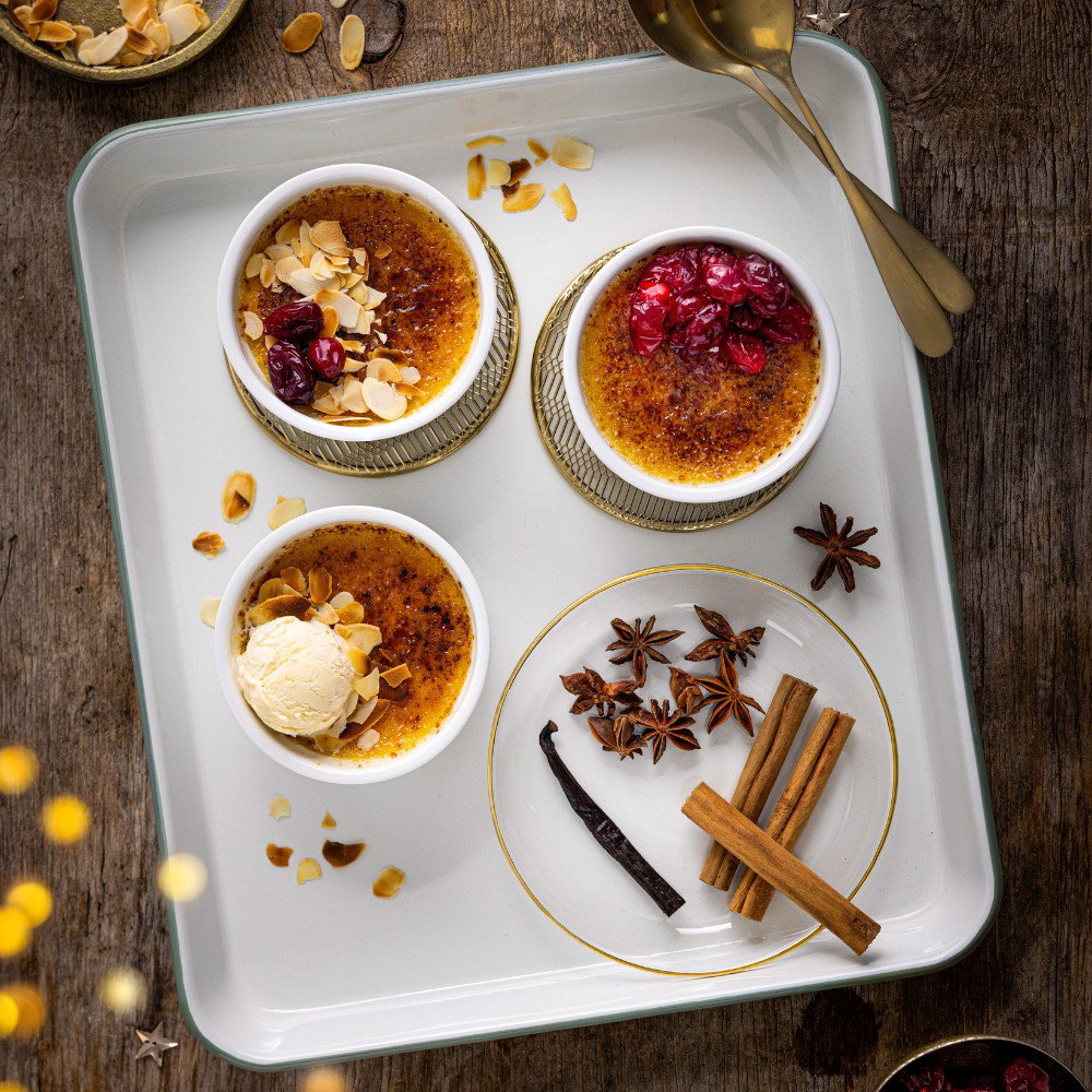 Crème brûlée trio met cranberry compote, amandel en roomijs - Eatertainment