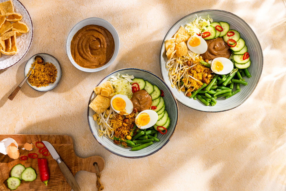 Vegetarische gado gado met satésaus en seroendeng - Eatertainment