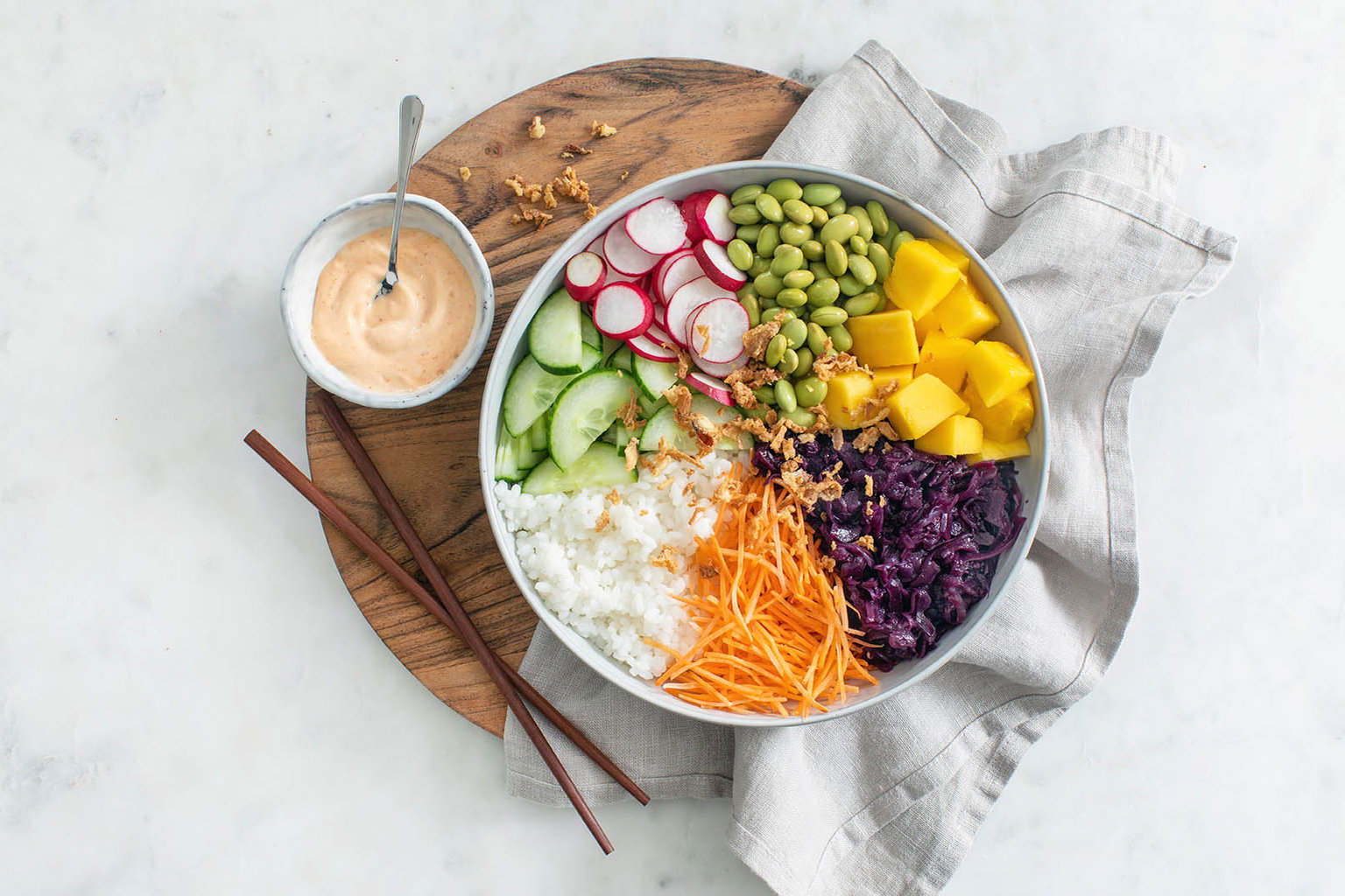 Poké bowl met rode kool en edamame boontjes - Eatertainment