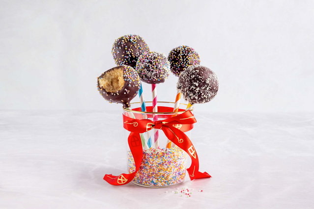 Chococakepops met marsepein - Eatertainment