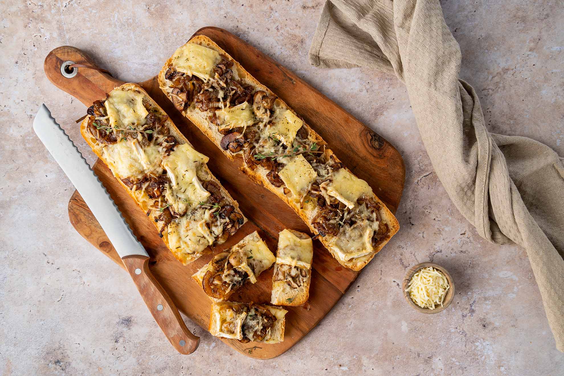 Ciabatta met gekarameliseerde ui, champignons en brie - Eatertainment