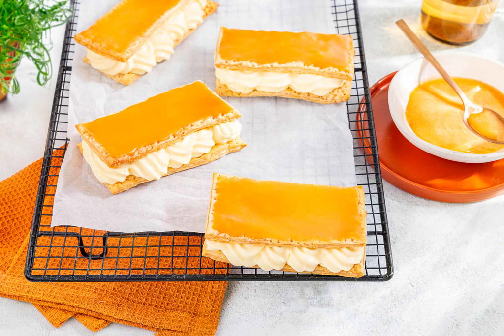 Oranje tompouce met vanille room - Eatertainment