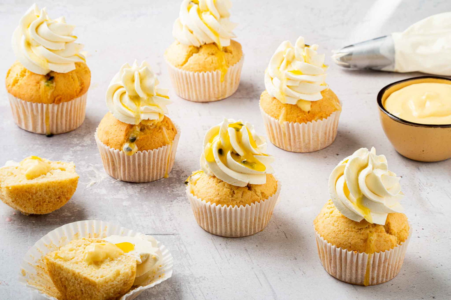 Cupcakes met passievrucht custard en meringue botercrème - Eatertainment